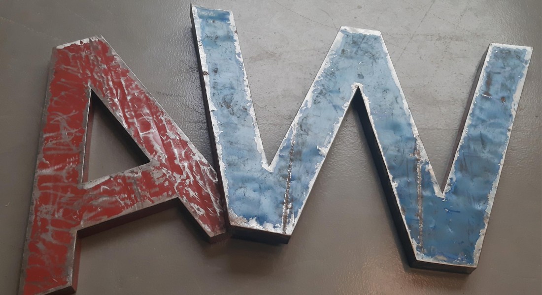 Metalen letters in 2 maten | Woodindustries - UW-woonmagazine.nl